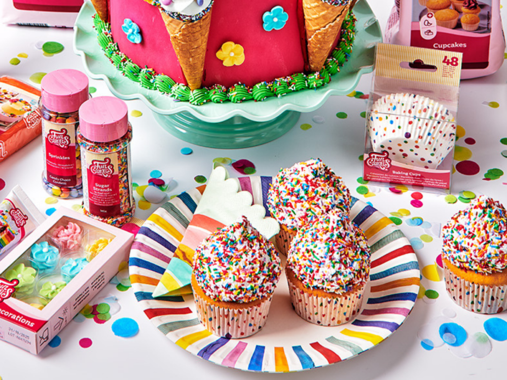 Cupcakes with Enchanted Cream® and sugar strands - FunCakes