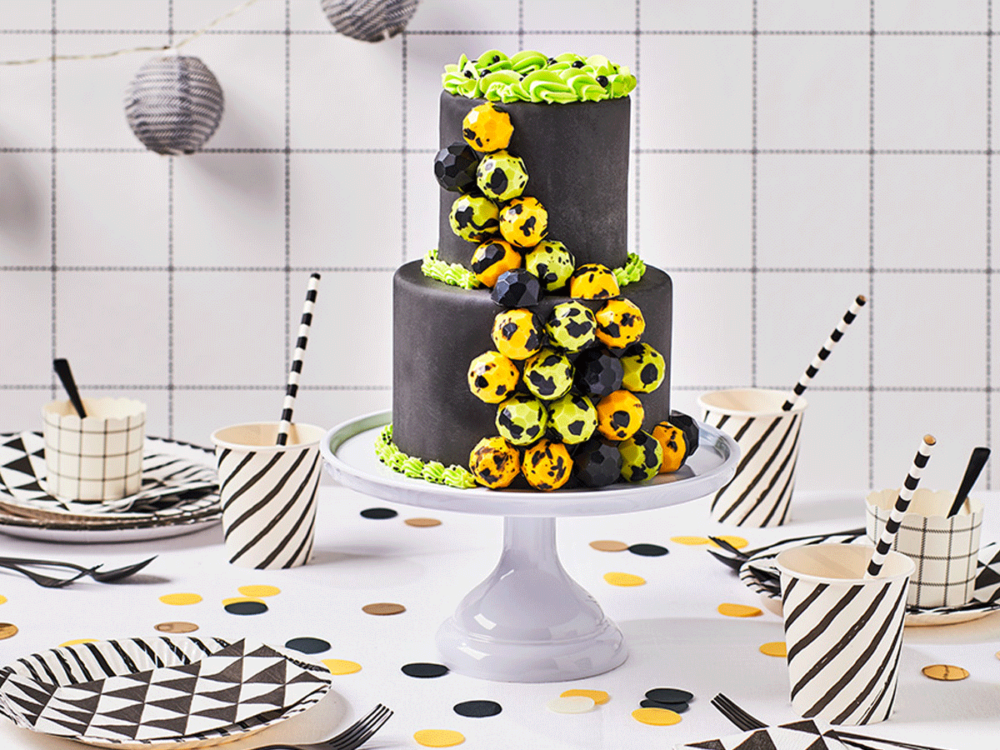 Zwarte taart met Enchanted Cream® en bonbons - FunCakes